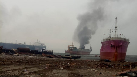 Scrap ship catches fire in Sitakunda shipbreaking yard | The Business ...